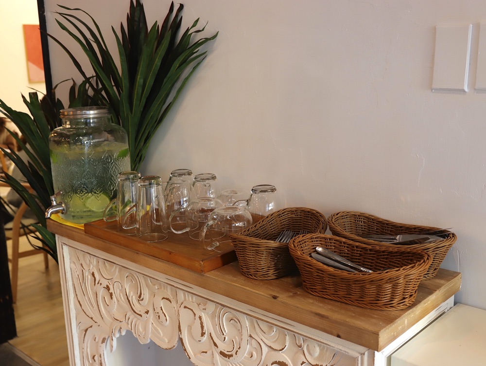 花食間 手作HUA SHIH JIAN 重新開幕~用餐空間更大更舒適，讓可愛的貓咪狗狗陪你度過放鬆的下午茶時光/神農街寵物午茶餐廳推薦 - 進食的巨鼠